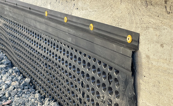 Installation of spiked membrane on vertical surfaces