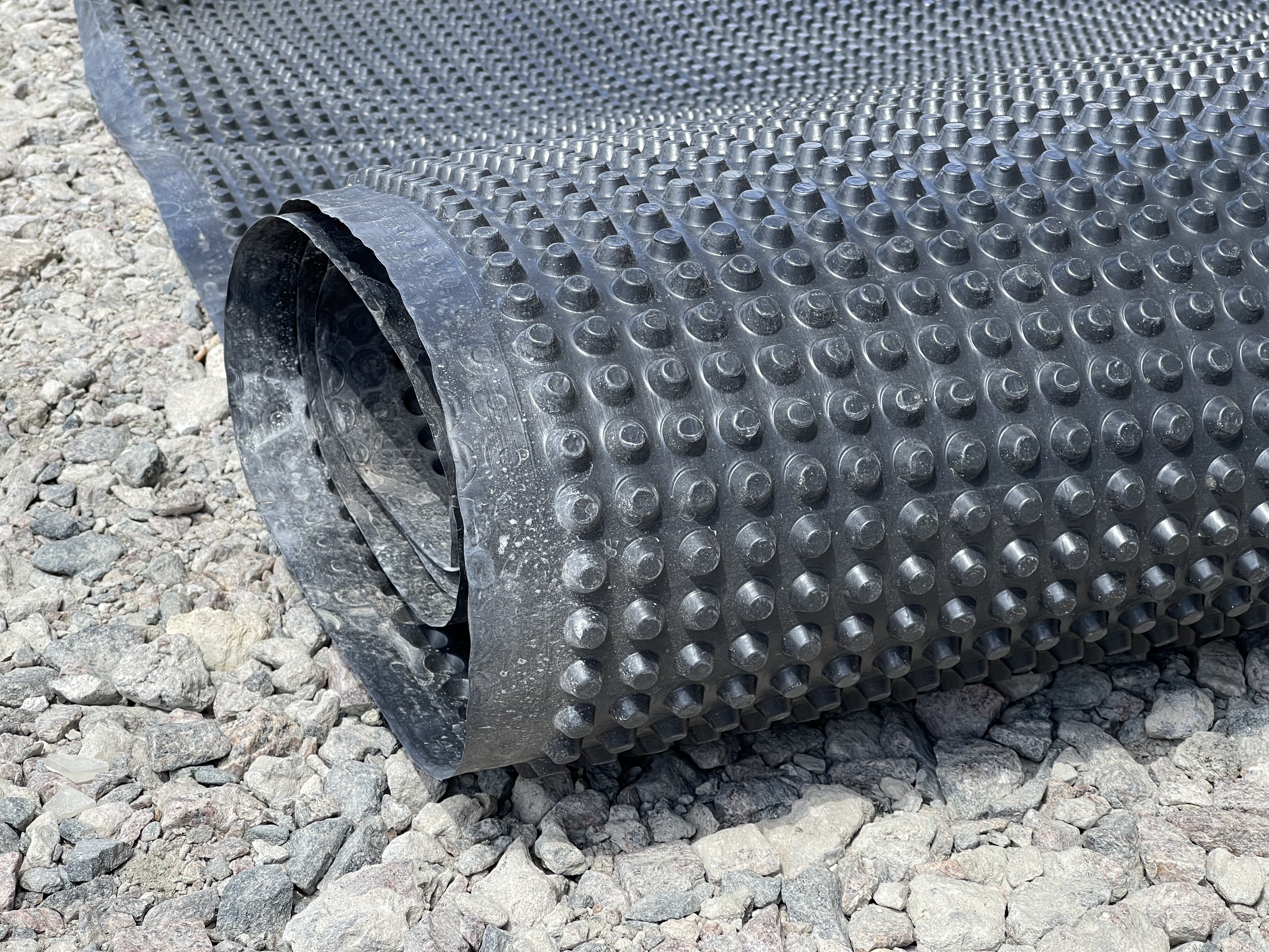 Installation of spiked membrane on vertical surfaces